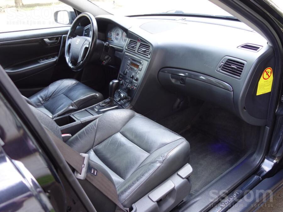 Black Volvo V70 2004 in Riga, with an engine capacity of 2.40 L and mileage of 347 thousand km for 2150 €, photo 18 on AUTOMOTO.COM.LV