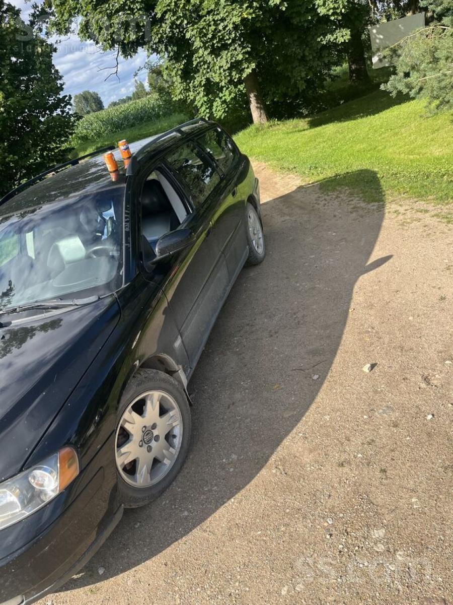 Melns Volvo V70 2004 Cēsis, ar dzinēja tilpumu 2.40 L un nobraukumu 387 tūkst. km par 800 €, foto 4 vietnē AUTOMOTO.COM.LV