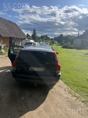 Melns Volvo V70 2004 Cēsis, ar dzinēja tilpumu 2.40 L un nobraukumu 387 tūkst. km par 800 €, foto 5 vietnē AUTOMOTO.COM.LV