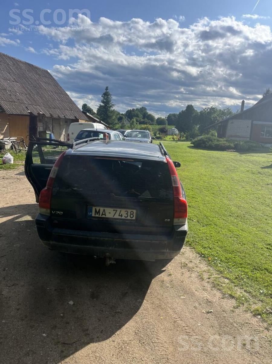 Melns Volvo V70 2004 Cēsis, ar dzinēja tilpumu 2.40 L un nobraukumu 387 tūkst. km par 800 €, foto 5 vietnē AUTOMOTO.COM.LV