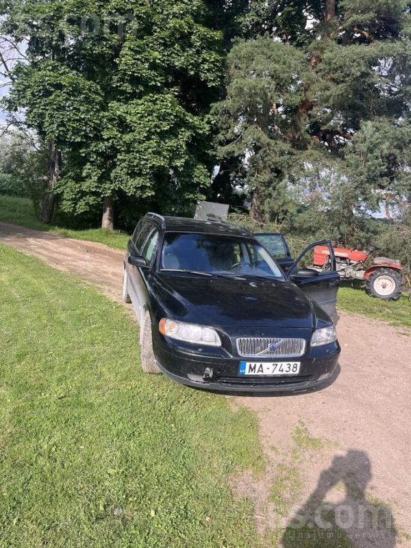 Black Volvo V70 2004 in Cesis, with an engine capacity of 2.40 L and mileage of 387 thousand km for 800 €, photo 1 on AUTOMOTO.COM.LV