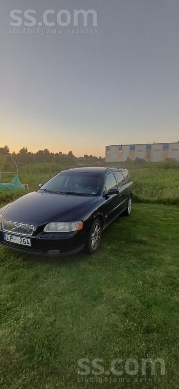 Black Volvo V70 2004 in Riga, with an engine capacity of 2.40 L and mileage of 310 thousand km for 850 €, photo 3 on AUTOMOTO.COM.LV