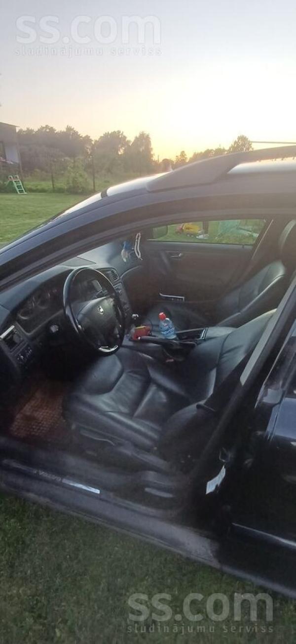 Black Volvo V70 2004 in Riga, with an engine capacity of 2.40 L and mileage of 310 thousand km for 850 €, photo 9 on AUTOMOTO.COM.LV