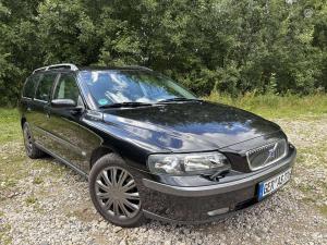 Melns Volvo V70 2004 Viļņa, ar dzinēja tilpumu 2.40 L un nobraukumu 299 tūkst. km par 2600 €, foto  vietnē AUTOMOTO.COM.LV