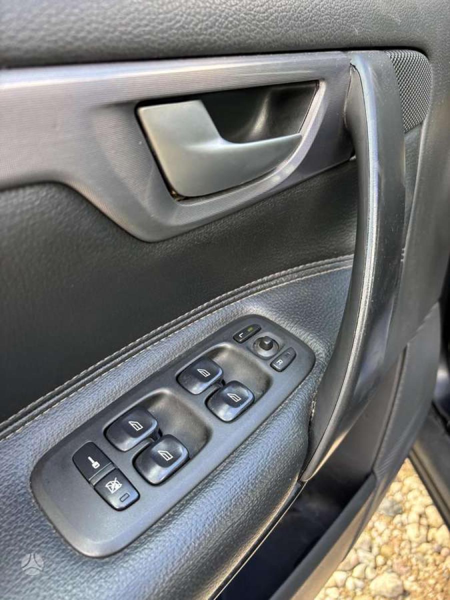 Melns Volvo V70 2004 Viļņa, ar dzinēja tilpumu 2.40 L un nobraukumu 299 tūkst. km par 2600 €, foto 11 vietnē AUTOMOTO.COM.LV