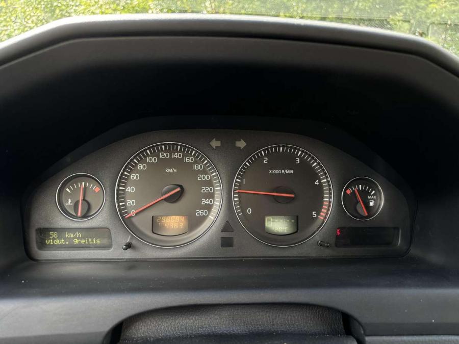 Melns Volvo V70 2004 Viļņa, ar dzinēja tilpumu 2.40 L un nobraukumu 299 tūkst. km par 2600 €, foto 13 vietnē AUTOMOTO.COM.LV