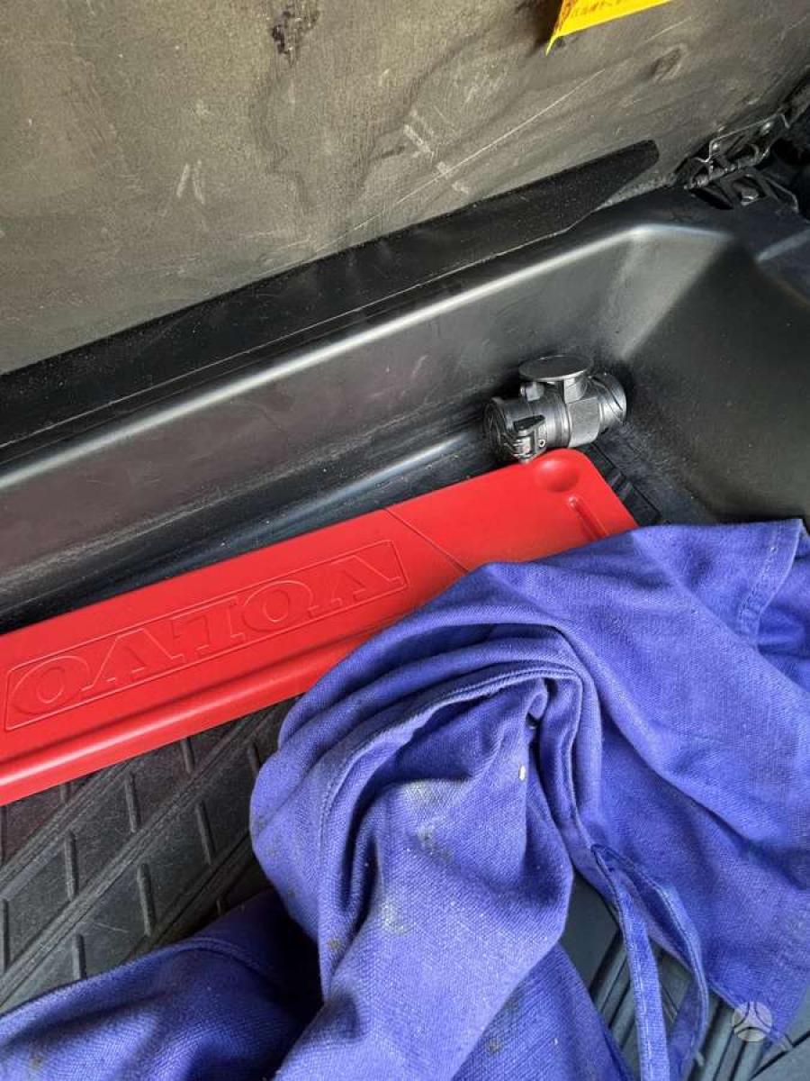 Melns Volvo V70 2004 Viļņa, ar dzinēja tilpumu 2.40 L un nobraukumu 299 tūkst. km par 2600 €, foto 20 vietnē AUTOMOTO.COM.LV