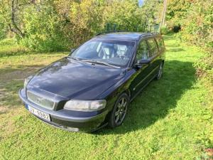 Melns Volvo V70 2004 Rīga, ar dzinēja tilpumu 2.40 L un nobraukumu 388 tūkst. km par 1100 €, foto  vietnē AUTOMOTO.COM.LV