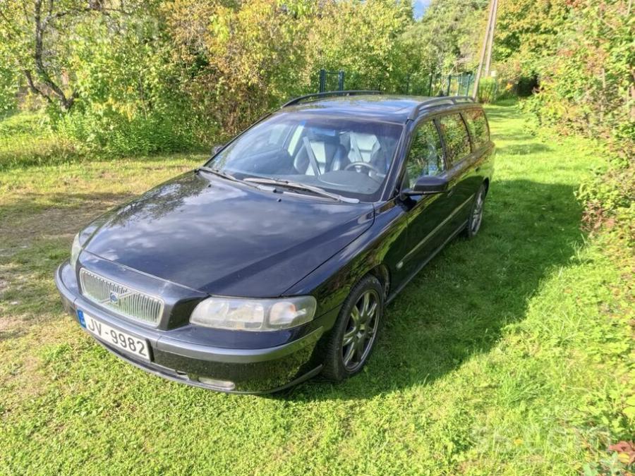 Black Volvo V70 2004 in Riga, with an engine capacity of 2.40 L and mileage of 388 thousand km for 1100 €, photo 1 on AUTOMOTO.COM.LV