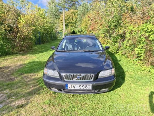 Black Volvo V70 2004 in Riga, with an engine capacity of 2.40 L and mileage of 388 thousand km for 1100 €, photo 3 on AUTOMOTO.COM.LV