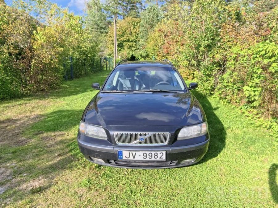Black Volvo V70 2004 in Riga, with an engine capacity of 2.40 L and mileage of 388 thousand km for 1100 €, photo 3 on AUTOMOTO.COM.LV