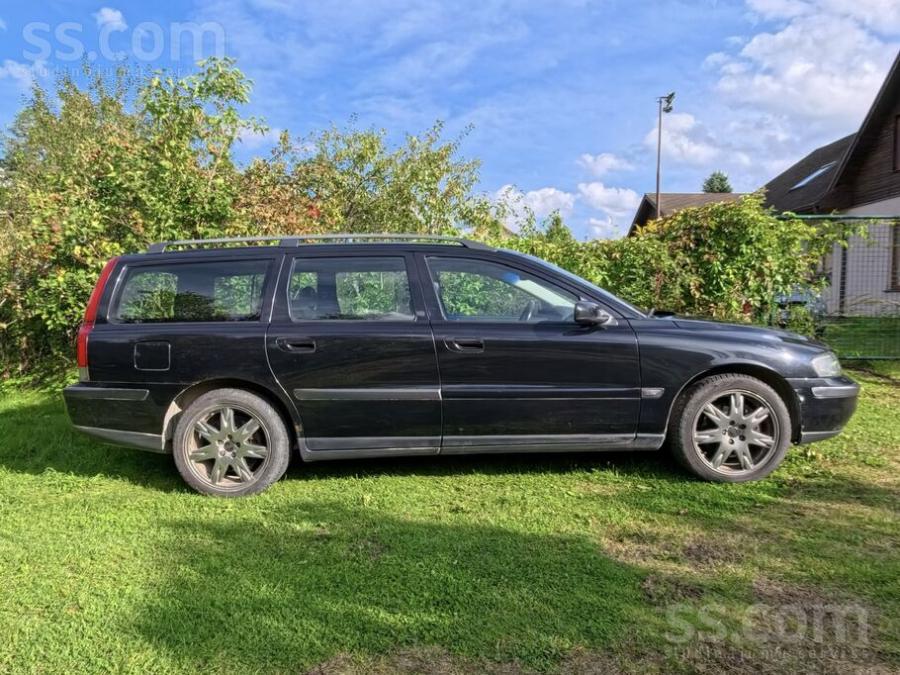 Black Volvo V70 2004 in Riga, with an engine capacity of 2.40 L and mileage of 388 thousand km for 1100 €, photo 4 on AUTOMOTO.COM.LV