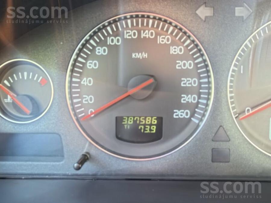 Black Volvo V70 2004 in Riga, with an engine capacity of 2.40 L and mileage of 388 thousand km for 1100 €, photo 11 on AUTOMOTO.COM.LV