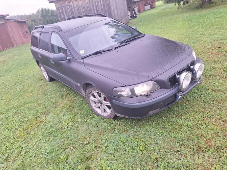 Black Volvo V70 2004 in Valmiera, with an engine capacity of 2.40 L and mileage of 540 thousand km for 1500 €, photo 1 on AUTOMOTO.COM.LV