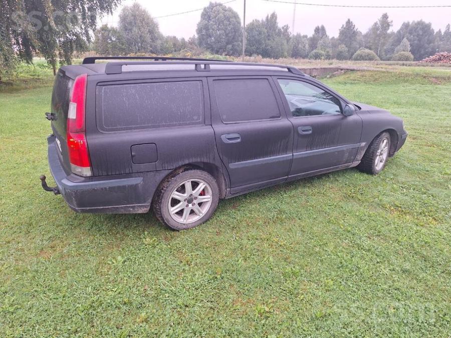 Black Volvo V70 2004 in Valmiera, with an engine capacity of 2.40 L and mileage of 540 thousand km for 1500 €, photo 3 on AUTOMOTO.COM.LV