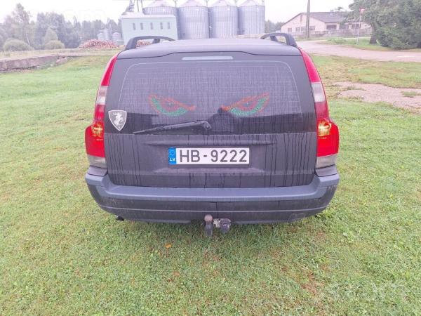 Volvo V70 2004 in Valmiera on AUTOMOTO.COM.LV Black Volvo V70 2004 in Valmiera, with an engine capacity of 2.40 L and mileage of 540 thousand km for 1500 €, photo 4 on AUTOMOTO.COM.LV