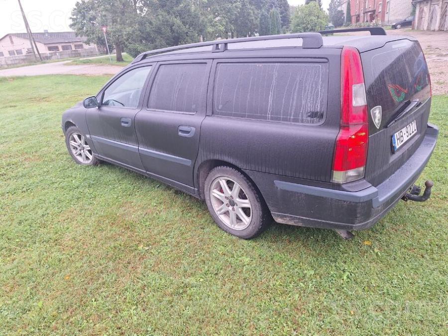 Black Volvo V70 2004 in Valmiera, with an engine capacity of 2.40 L and mileage of 540 thousand km for 1500 €, photo 5 on AUTOMOTO.COM.LV
