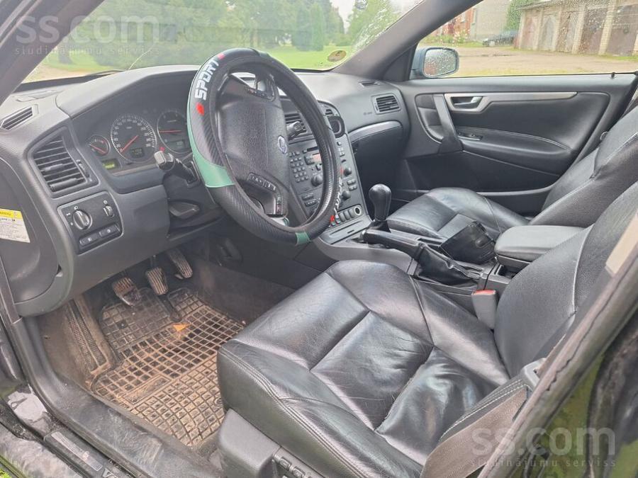 Black Volvo V70 2004 in Valmiera, with an engine capacity of 2.40 L and mileage of 540 thousand km for 1500 €, photo 6 on AUTOMOTO.COM.LV
