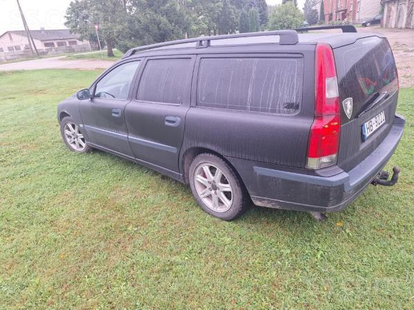 Volvo V70 2004 in Valmiera on AUTOMOTO.COM.LV Black Volvo V70 2004 in Valmiera, with an engine capacity of 2.40 L and mileage of 541 thousand km for 1500 €, photo 3 on AUTOMOTO.COM.LV