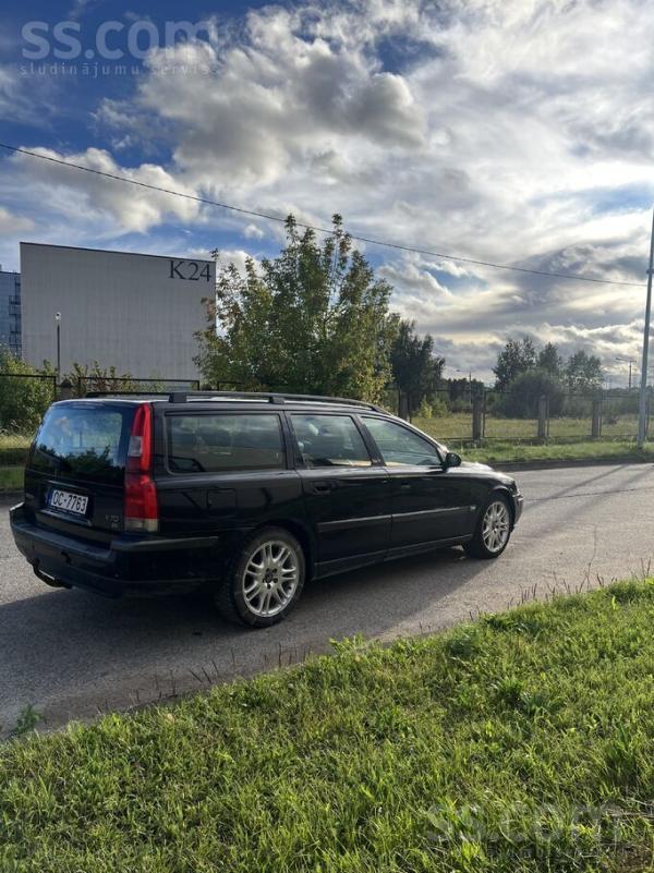 Black Volvo V70 2004 in Riga, with an engine capacity of 2.40 L and mileage of 379 thousand km for 1690 €, photo 1 on AUTOMOTO.COM.LV