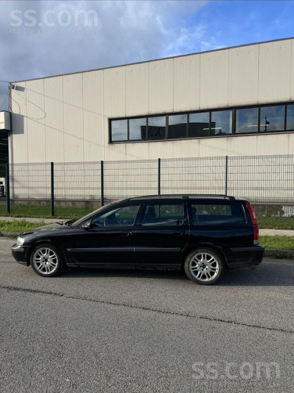 Black Volvo V70 2004 in Riga, with an engine capacity of 2.40 L and mileage of 379 thousand km for 1690 €, photo 6 on AUTOMOTO.COM.LV