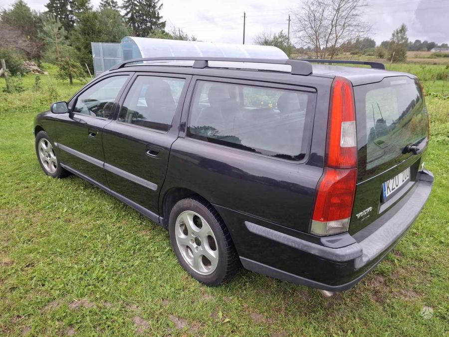 Black Volvo V70 2004 in Telschi, with an engine capacity of 2.40 L and mileage of 388 thousand km for 1550 €, photo 1 on AUTOMOTO.COM.LV
