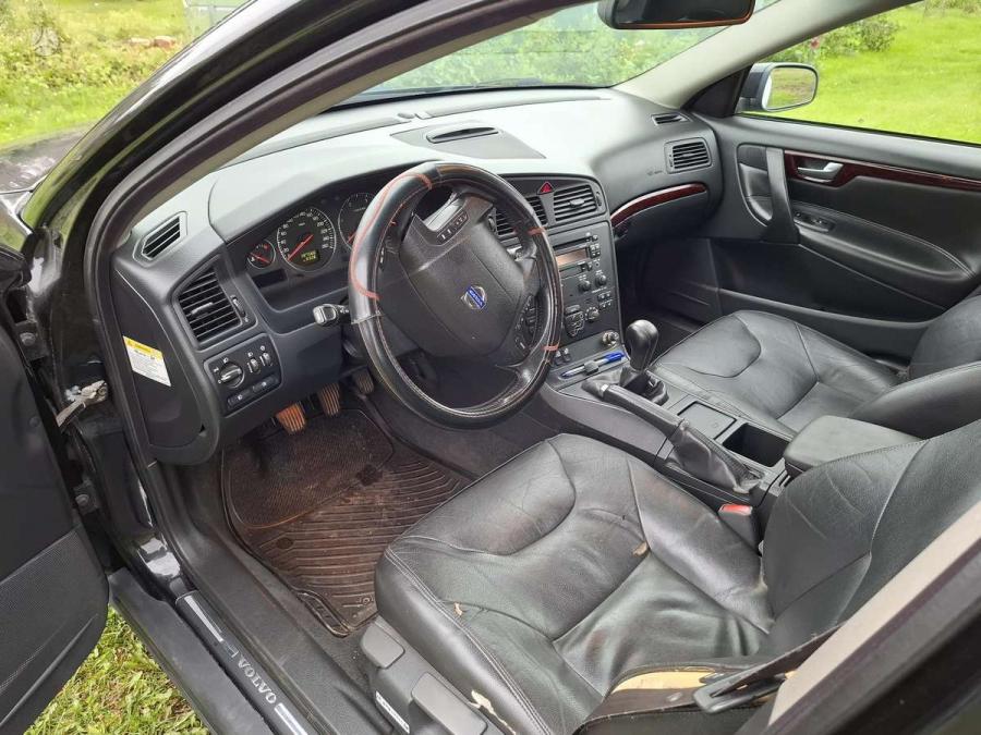 Black Volvo V70 2004 in Telschi, with an engine capacity of 2.40 L and mileage of 388 thousand km for 1550 €, photo 7 on AUTOMOTO.COM.LV