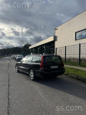 Black Volvo V70 2004 in Riga, with an engine capacity of 2.40 L and mileage of 380 thousand km for 1690 €, photo 4 on AUTOMOTO.COM.LV