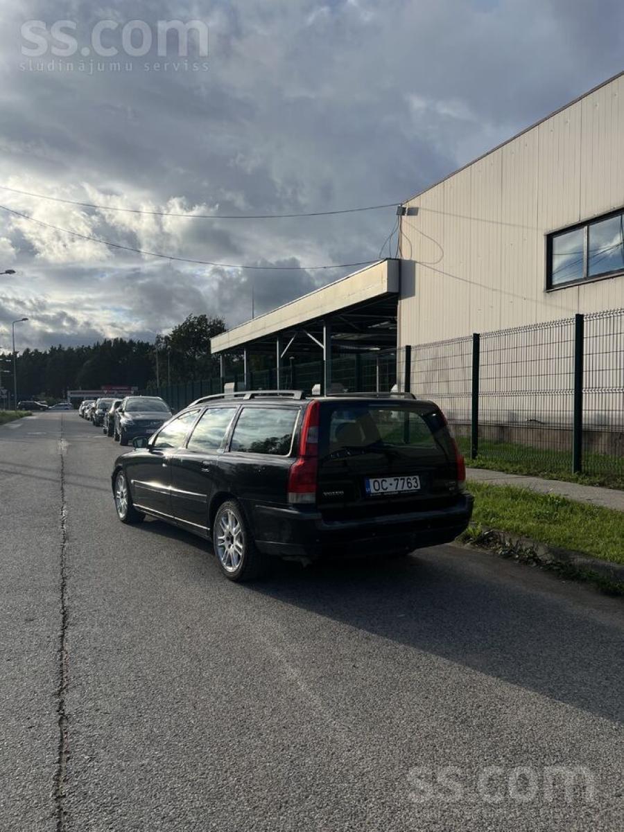 Black Volvo V70 2004 in Riga, with an engine capacity of 2.40 L and mileage of 380 thousand km for 1690 €, photo 4 on AUTOMOTO.COM.LV