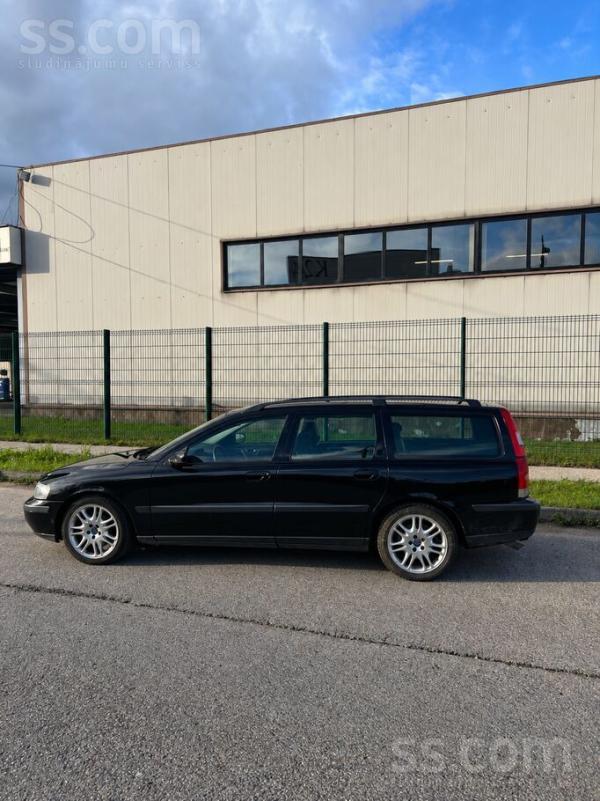 Melns Volvo V70 2004 Rīga, ar dzinēja tilpumu 2.40 L un nobraukumu 380 tūkst. km par 1690 €, foto 5 vietnē AUTOMOTO.COM.LV