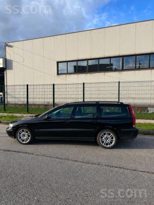 Black Volvo V70 2004 in Riga, with an engine capacity of 2.40 L and mileage of 380 thousand km for 1690 €, photo 5 on AUTOMOTO.COM.LV