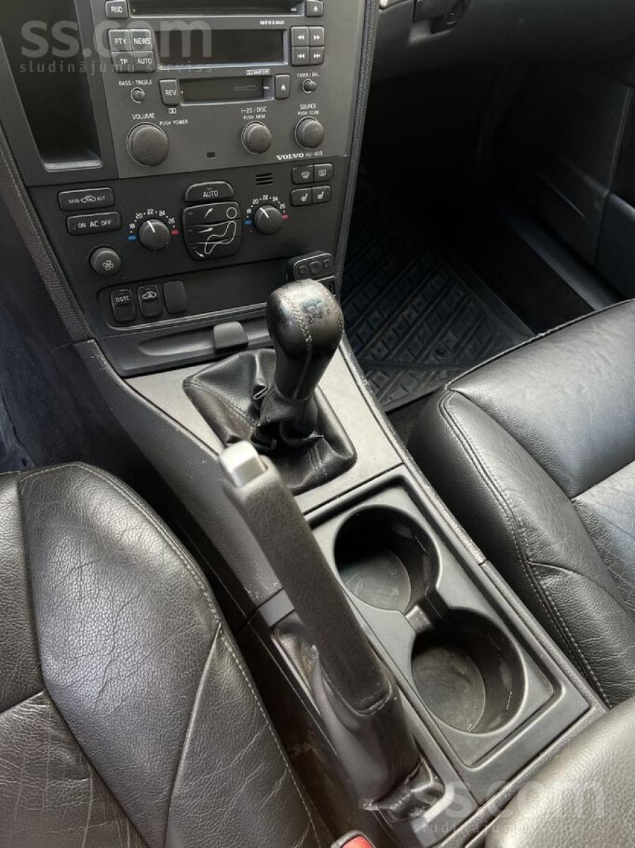 Black Volvo V70 2004 in Riga, with an engine capacity of 2.40 L and mileage of 380 thousand km for 1690 €, photo 10 on AUTOMOTO.COM.LV
