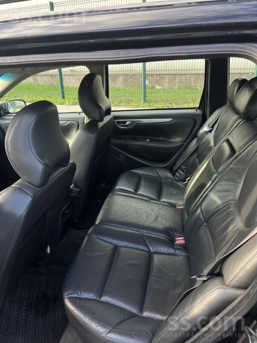 Black Volvo V70 2004 in Riga, with an engine capacity of 2.40 L and mileage of 380 thousand km for 1690 €, photo 13 on AUTOMOTO.COM.LV