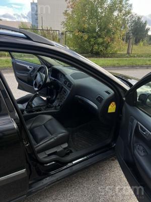Black Volvo V70 2004 in Riga, with an engine capacity of 2.40 L and mileage of 380 thousand km for 1690 €, photo 16 on AUTOMOTO.COM.LV