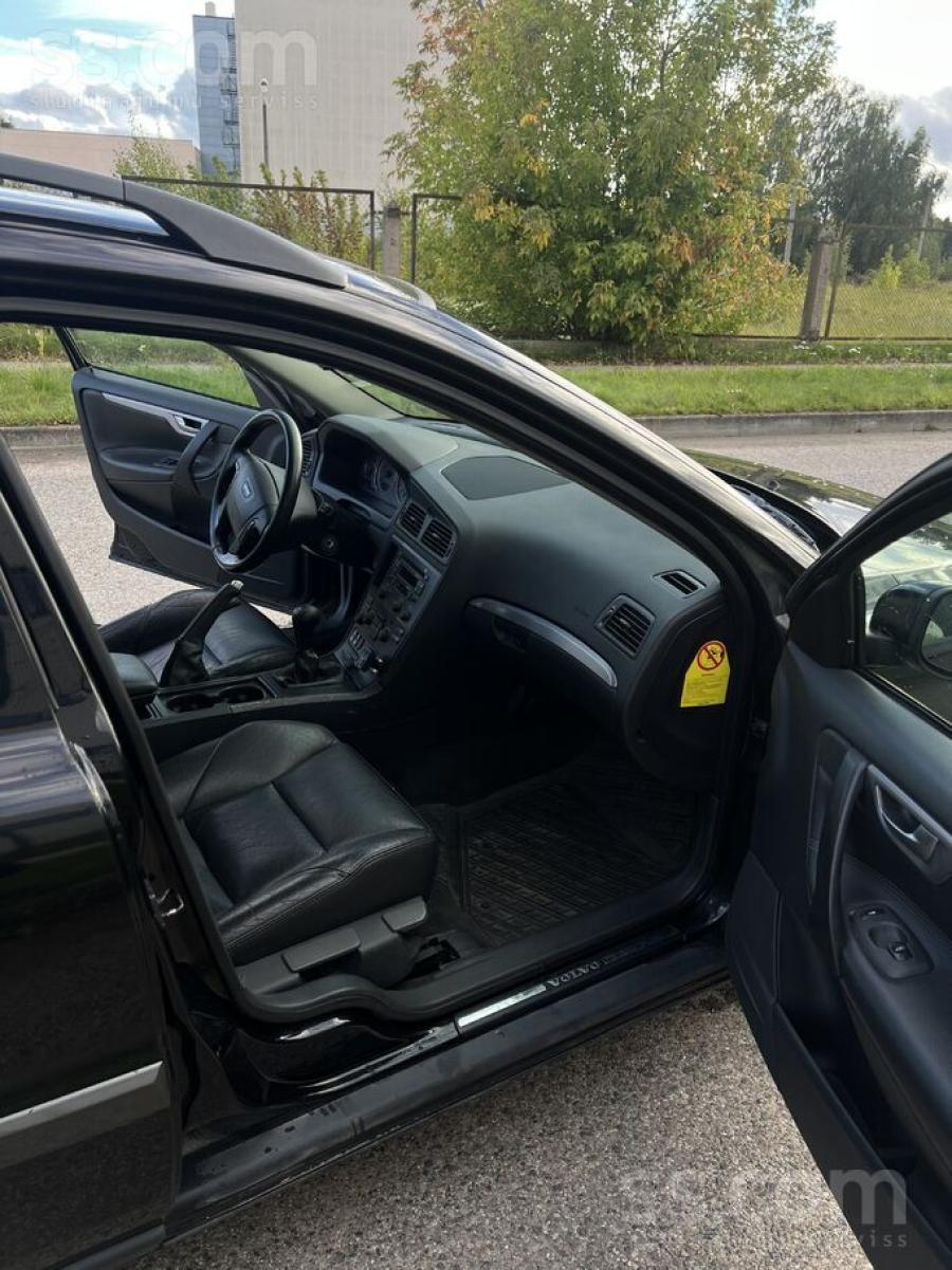 Black Volvo V70 2004 in Riga, with an engine capacity of 2.40 L and mileage of 380 thousand km for 1690 €, photo 16 on AUTOMOTO.COM.LV