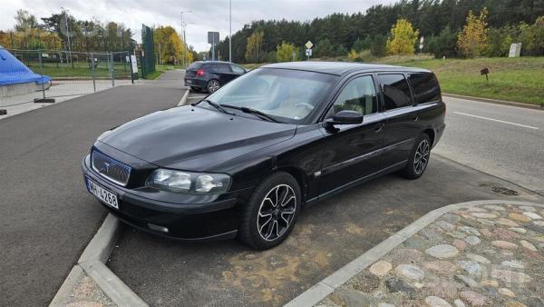 Black Volvo V70 2004 in Daugavpils, with an engine capacity of 2.40 L and mileage of 363 thousand km for 1300 €, photo 1 on AUTOMOTO.COM.LV
