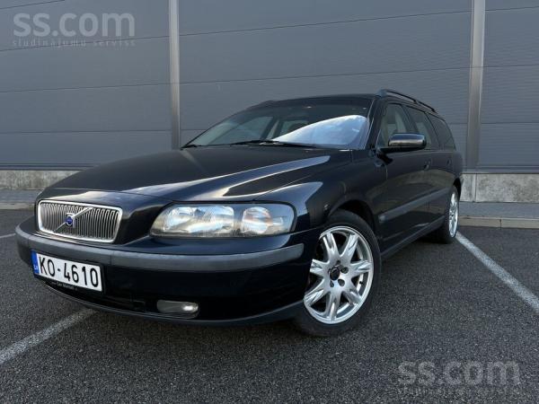 Black Volvo V70 2004 in Riga, with an engine capacity of 2.40 L and mileage of 298 thousand km for 1890 €, photo 1 on AUTOMOTO.COM.LV