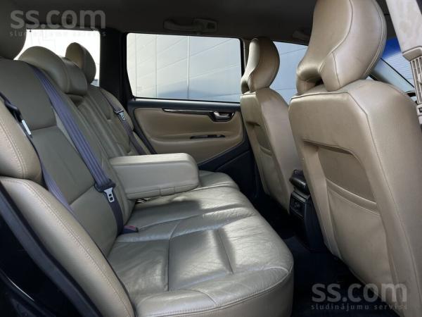 Black Volvo V70 2004 in Riga, with an engine capacity of 2.40 L and mileage of 298 thousand km for 1890 €, photo 8 on AUTOMOTO.COM.LV