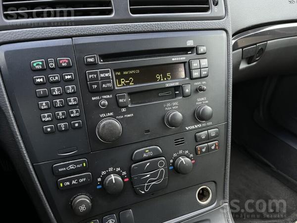 Black Volvo V70 2004 in Riga, with an engine capacity of 2.40 L and mileage of 298 thousand km for 1890 €, photo 10 on AUTOMOTO.COM.LV