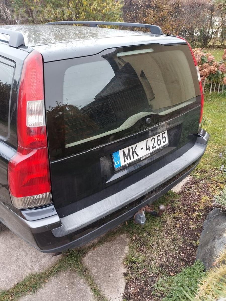 Black Volvo V70 2004 in Ogre, with an engine capacity of 2.40 L and mileage of 316 thousand km for 1650 €, photo 4 on AUTOMOTO.COM.LV