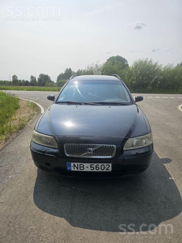 Black Volvo V70 2005 in Bauska, with an engine capacity of 2.40 L and mileage of 361 thousand km for 800 €, photo 1 on AUTOMOTO.COM.LV