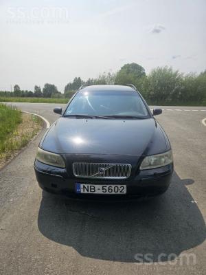 Black Volvo V70 2005 in Bauska, with an engine capacity of 2.40 L and mileage of 361 thousand km for 800 €, photo 1 on AUTOMOTO.COM.LV