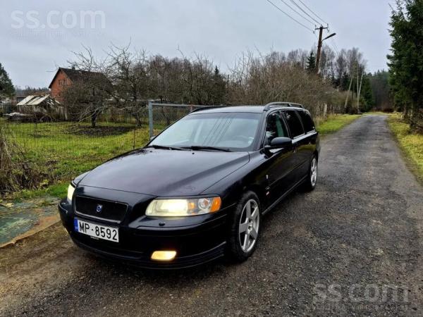 Black Volvo V70 2005 in Riga, with an engine capacity of 2.50 L and mileage of 0 thousand km for 2450 €, photo 1 on AUTOMOTO.COM.LV