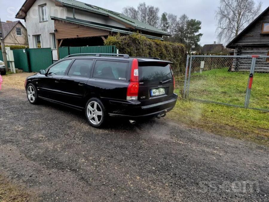 Black Volvo V70 2005 in Riga, with an engine capacity of 2.50 L and mileage of 0 thousand km for 2450 €, photo 4 on AUTOMOTO.COM.LV