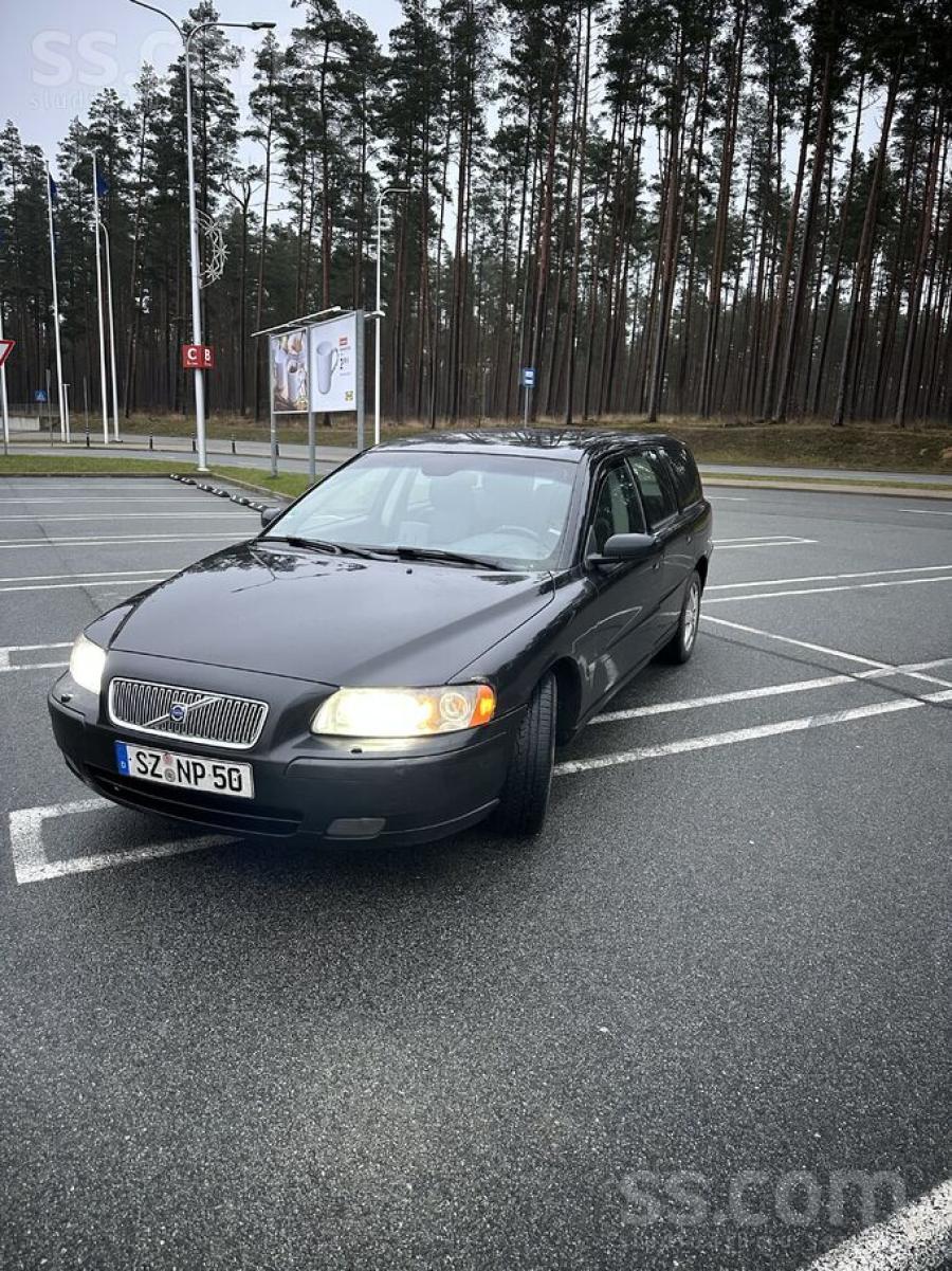 Black Volvo V70 2005 in Riga, with an engine capacity of 2.40 L and mileage of 312 thousand km for 2700 €, photo 1 on AUTOMOTO.COM.LV