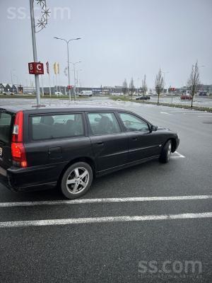 Black Volvo V70 2005 in Riga, with an engine capacity of 2.40 L and mileage of 312 thousand km for 2700 €, photo 2 on AUTOMOTO.COM.LV
