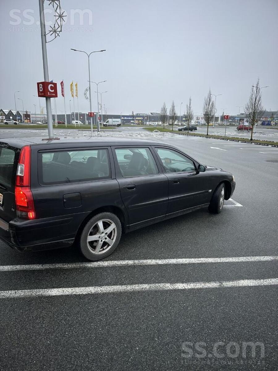 Black Volvo V70 2005 in Riga, with an engine capacity of 2.40 L and mileage of 312 thousand km for 2700 €, photo 2 on AUTOMOTO.COM.LV