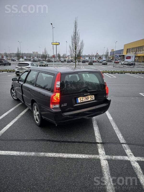 Black Volvo V70 2005 in Riga, with an engine capacity of 2.40 L and mileage of 312 thousand km for 2700 €, photo 3 on AUTOMOTO.COM.LV