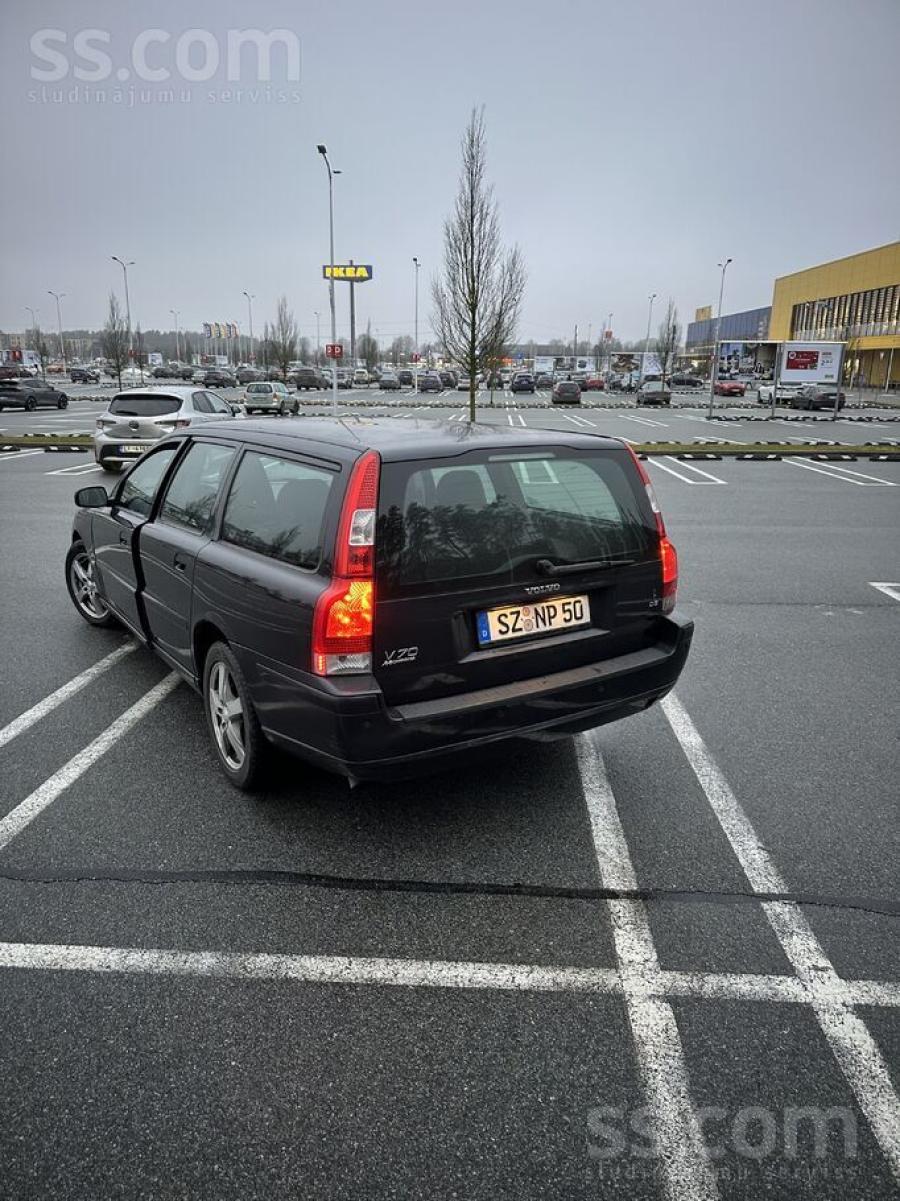 Black Volvo V70 2005 in Riga, with an engine capacity of 2.40 L and mileage of 312 thousand km for 2700 €, photo 3 on AUTOMOTO.COM.LV