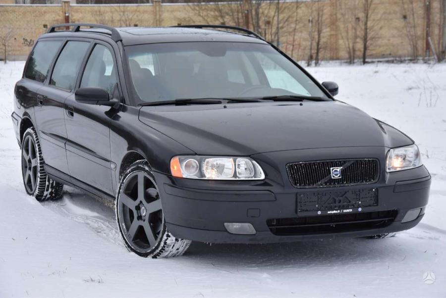Black Volvo V70 2005 in Vilnius, with an engine capacity of 2.40 L and mileage of 369 thousand km for 2500 €, photo 1 on AUTOMOTO.COM.LV